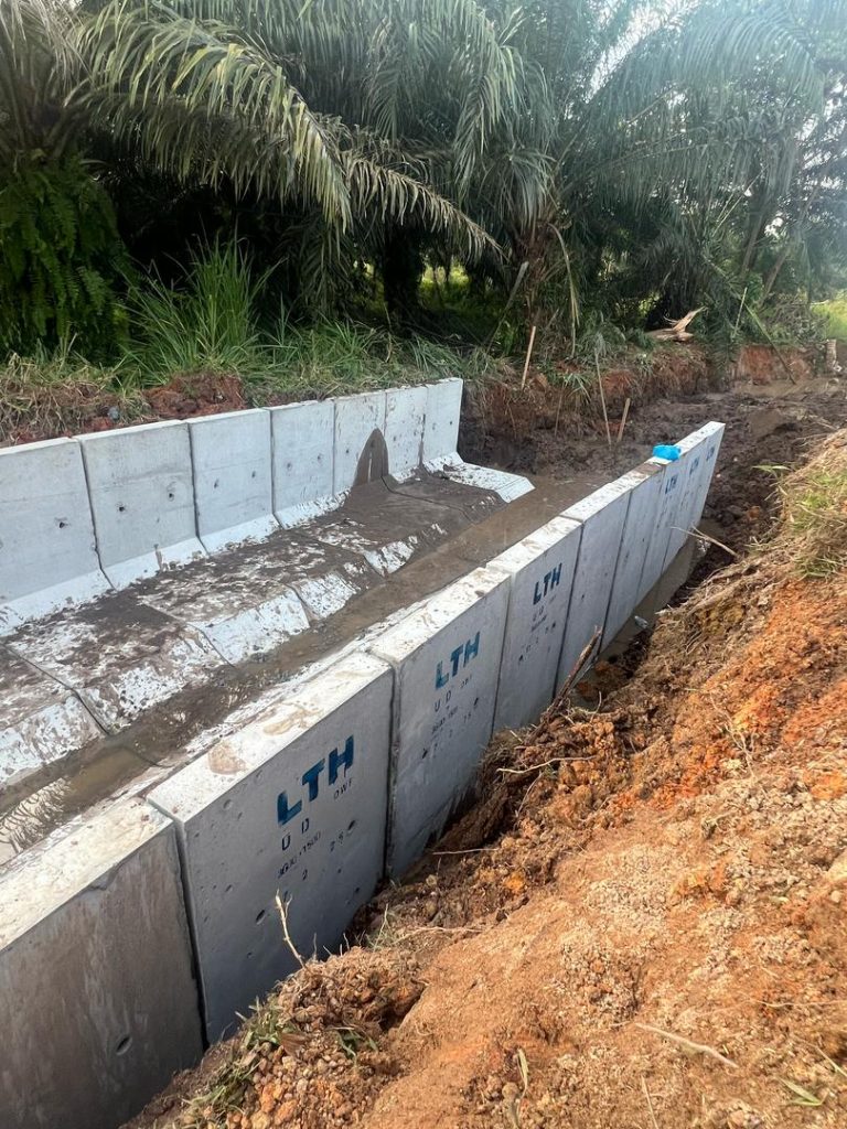 L-Shape Retaining Wall - LTH Group Holdings Sdn Bhd
